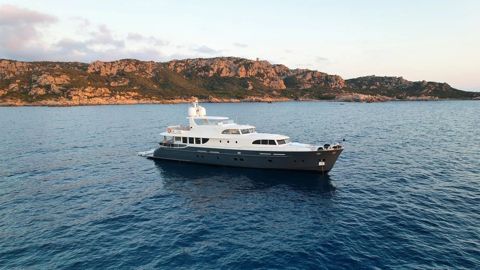 Cyrus motor yacht Dream listed for sale